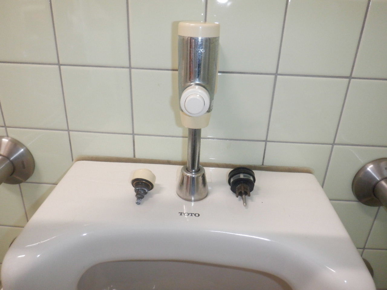 TOTO TG60N型【ﾋﾟｽﾄﾝﾊﾞﾙﾌﾞ、押しﾎﾞﾀﾝ部交換、後継品・同等品情報】 小便器用ﾌﾗｯｼｭﾊﾞﾙﾌﾞ＜水が止まらない。ボタンが戻らない。＞ 修理方法 | あなたにも出来るかも ...