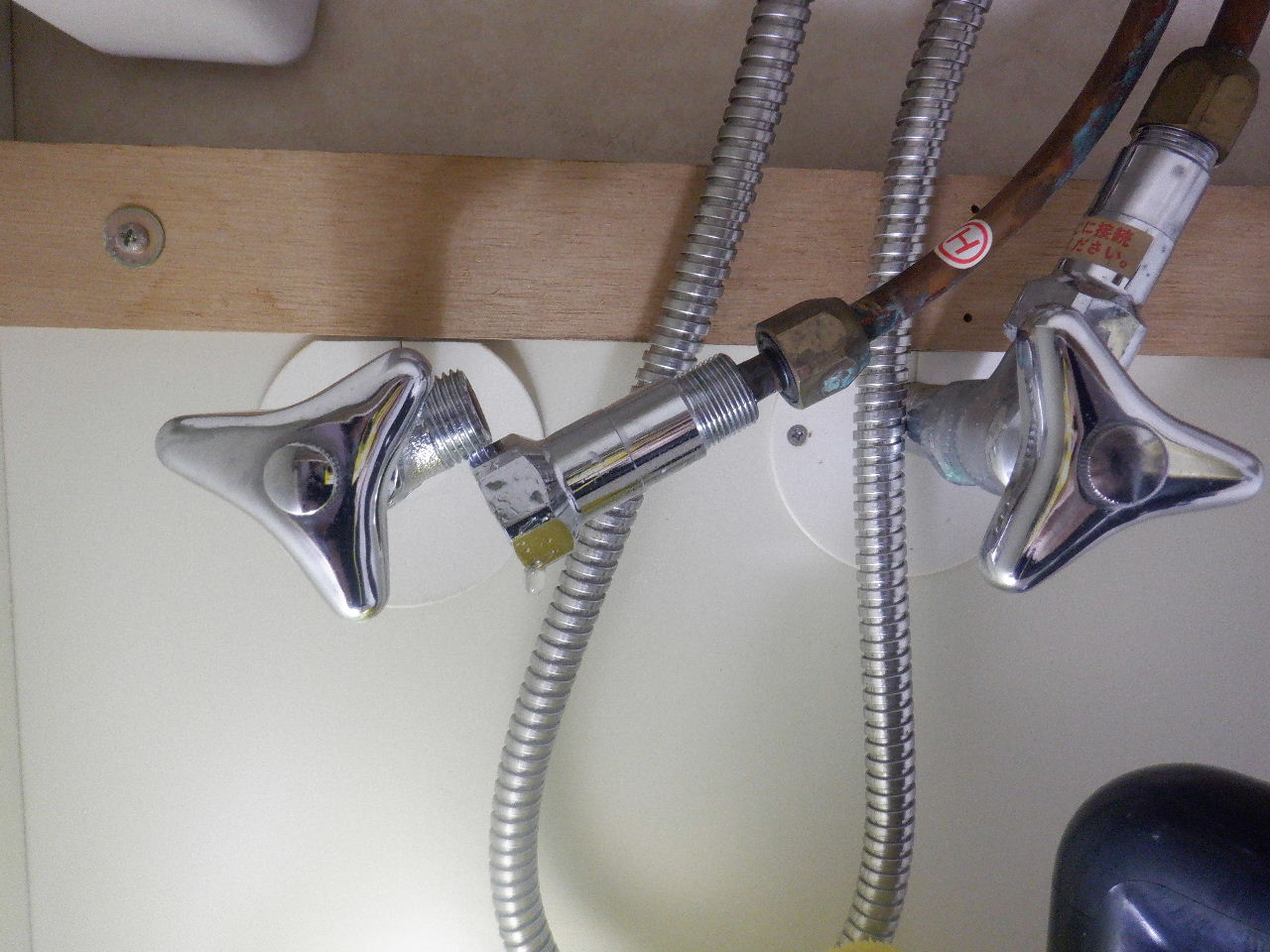 TOTO TL385UG2#N11【後継品へ本体交換、ｶｰﾄﾘｯｼﾞ･ｼｬﾜｰﾎｰｽ交換方法】 台付ｼﾝｸﾞﾙ洗髪ｼｬﾜｰ水栓（水が止まらない・ｼｬﾜｰﾎｰｽから水漏れ） | あなたにも出来る ...