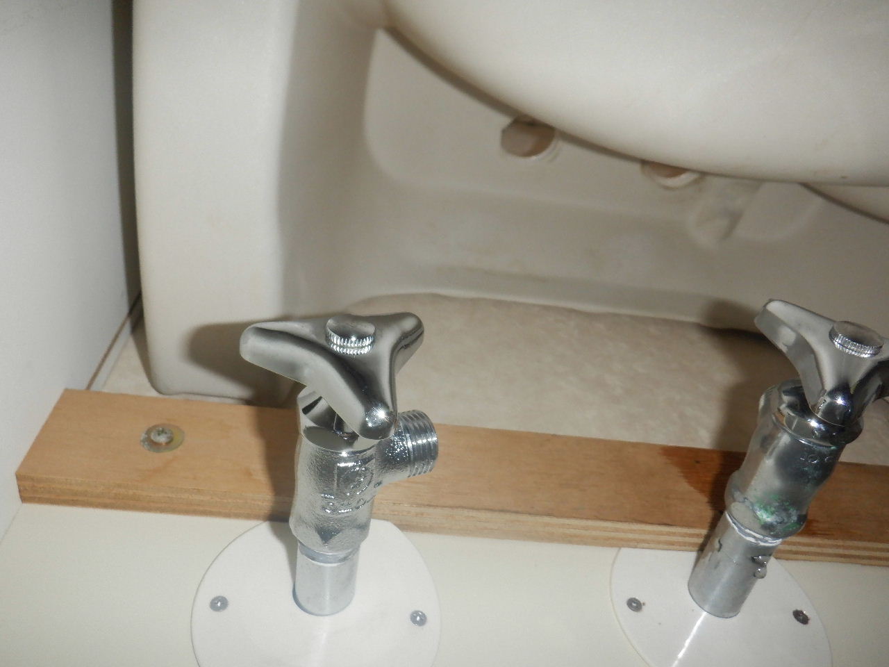 TOTO TL385UG2#N11【後継品へ本体交換、ｶｰﾄﾘｯｼﾞ･ｼｬﾜｰﾎｰｽ交換方法】 台付ｼﾝｸﾞﾙ洗髪ｼｬﾜｰ水栓（水が止まらない・ｼｬﾜｰﾎｰｽから水漏れ） | あなたにも出来る ...