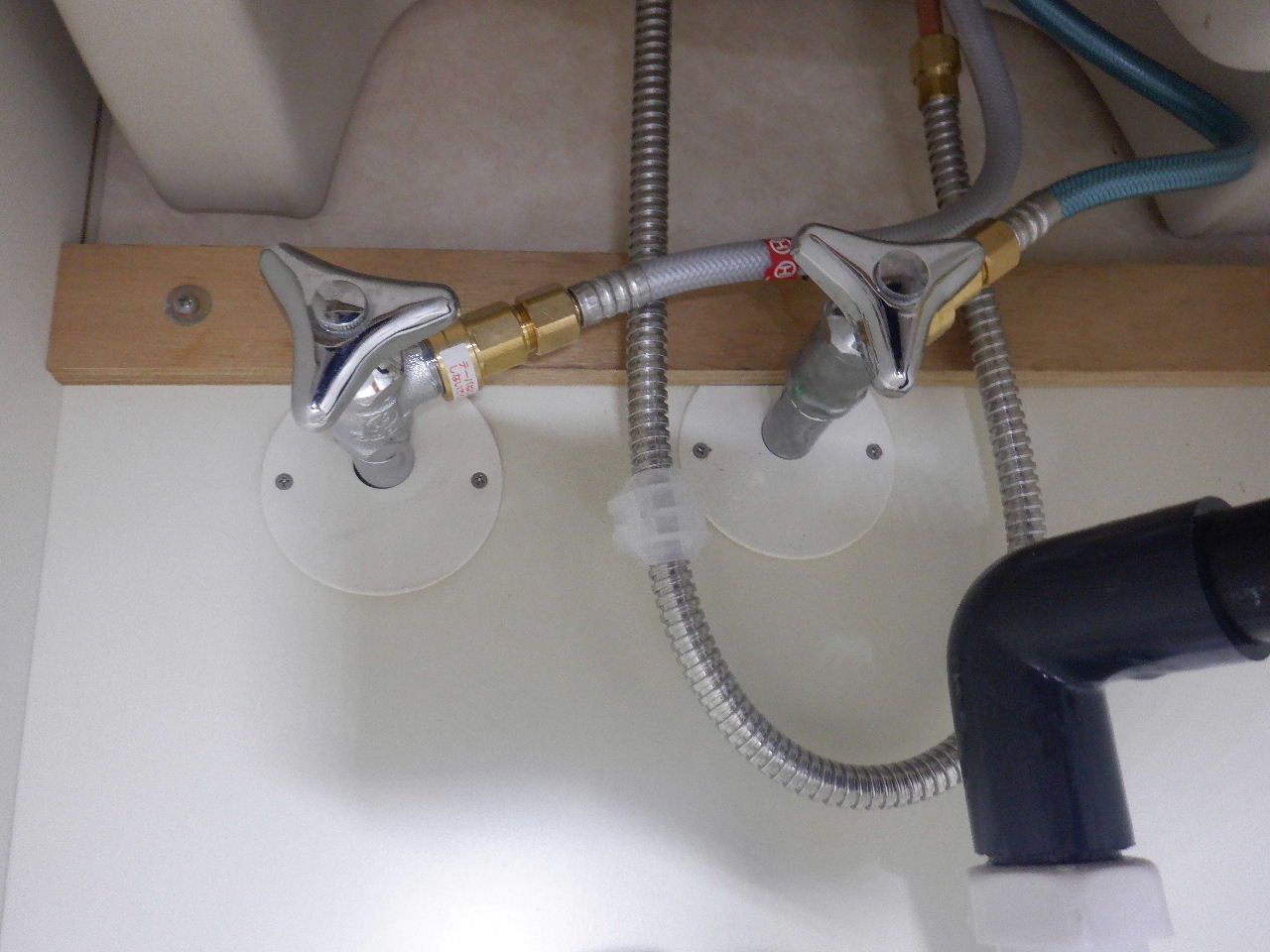 TOTO TL385UG2#N11【後継品へ本体交換、ｶｰﾄﾘｯｼﾞ･ｼｬﾜｰﾎｰｽ交換方法】 台付ｼﾝｸﾞﾙ洗髪ｼｬﾜｰ水栓（水が止まらない・ｼｬﾜｰﾎｰｽから水漏れ） | あなたにも出来る ...