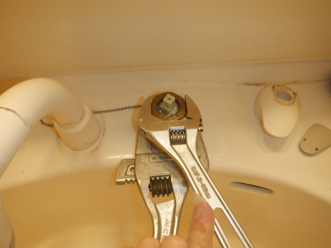 TOTO TL385UG2#N11【後継品へ本体交換、ｶｰﾄﾘｯｼﾞ･ｼｬﾜｰﾎｰｽ交換方法】 台付ｼﾝｸﾞﾙ洗髪ｼｬﾜｰ水栓（水が止まらない・ｼｬﾜｰﾎｰｽから水漏れ） | あなたにも出来る ...