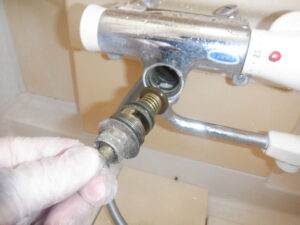 KVK KF112G(B)【切替ﾕﾆｯﾄ交換】、【後継品・同等品】 浴室ｻｰﾓｽﾀｯﾄ式ｼｬﾜｰ水栓 ＜水が止まらない、温度調節が出来ない＞ 修理方法、水栓本体交換方法 | あなたにも出来るか ...