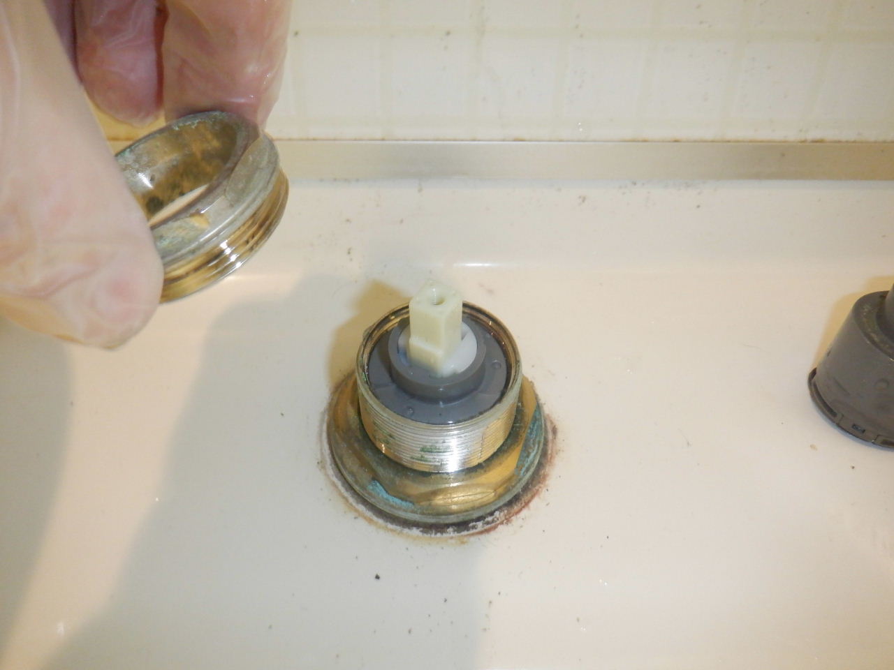 TOTO TL380A1RB【ｶｰﾄﾘｯｼﾞ交換・ｼｬﾜｰﾎｰｽ交換】 洗面ｼﾝｸﾞﾙﾚﾊﾞｰ式ｼｬﾜｰ水栓 の水漏れ修理方法 | あなたにも出来るかも？水道修理のブログ