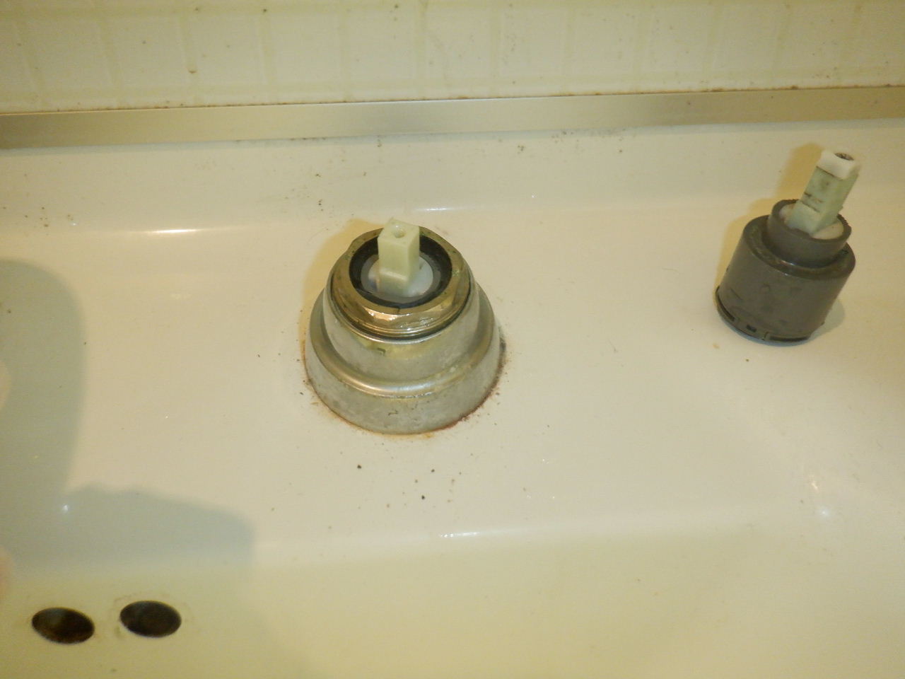 TOTO TL380A1RB【ｶｰﾄﾘｯｼﾞ交換・ｼｬﾜｰﾎｰｽ交換】 洗面ｼﾝｸﾞﾙﾚﾊﾞｰ式ｼｬﾜｰ水栓 の水漏れ修理方法 | あなたにも出来るかも？水道修理のブログ