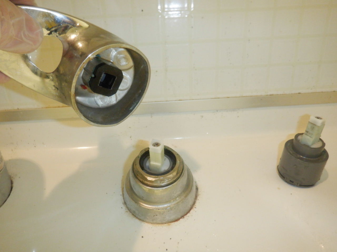 TOTO TL380A1RB【ｶｰﾄﾘｯｼﾞ交換・ｼｬﾜｰﾎｰｽ交換】 洗面ｼﾝｸﾞﾙﾚﾊﾞｰ式ｼｬﾜｰ水栓 の水漏れ修理方法 | あなたにも出来るかも？水道修理のブログ