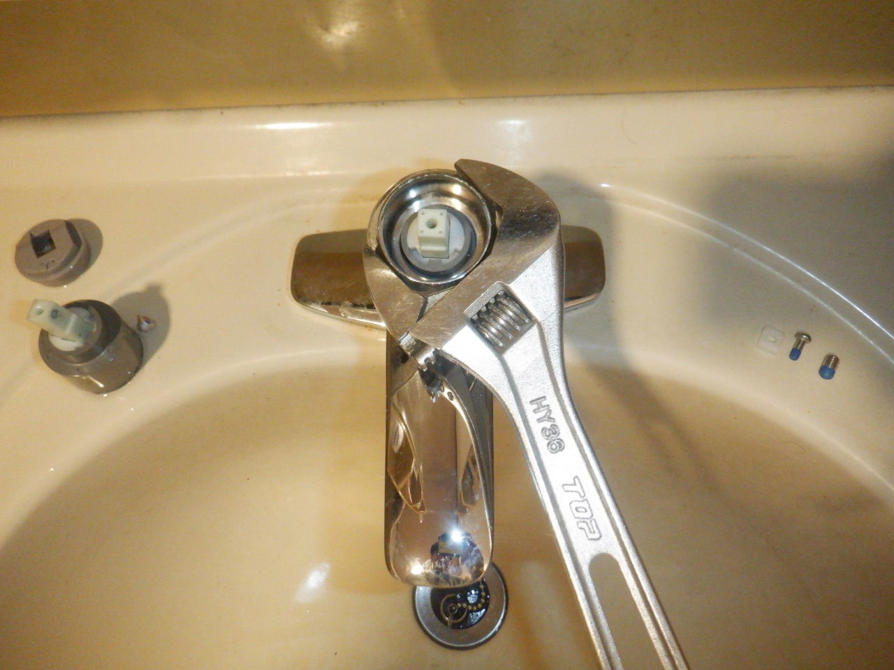 TOTO TLHG30G・TLHG30A【ｶｰﾄﾘｯｼﾞ交換手順、本体後継品情報】 洗面ｼﾝｸﾞﾙﾚﾊﾞｰ水栓（台付き2穴）の水漏れ修理方法 ※TLHG30Eも対象 | あなたにも出来るかも ...