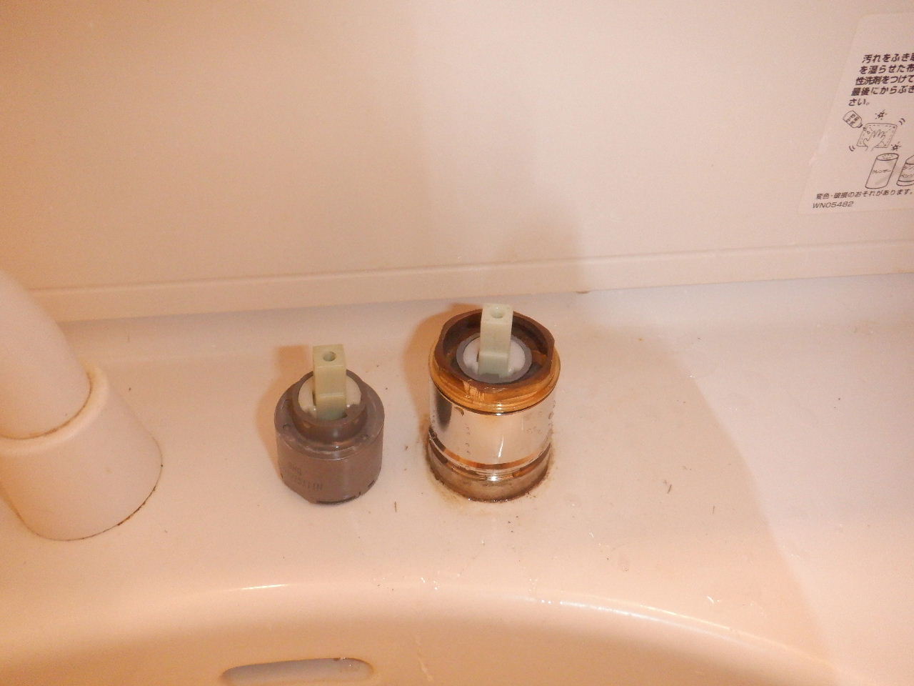 TOTO TL385CG2F(S)【ｶｰﾄﾘｯｼﾞ交換、ｼｬﾜｰﾎｰｽ交換方法】洗面台ｼﾝｸﾞﾙﾚﾊﾞｰ式洗髪ｼｬﾜｰ水栓 水漏れ修理方法【本体 後継品・代替品情報】 | あなたにも出来るかも ...