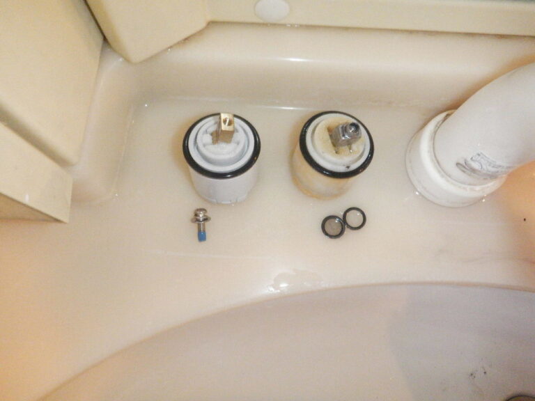 KVK KF358【ｶｰﾄﾘｯｼﾞ交換、ｼｬﾜｰﾎｰｽ品番・本体後継品情報】 洗面洗髪ｼｬﾜｰ水栓 ＜ﾚﾊﾞｰの下から水漏れ、水が止まらない＞ 水漏れ修理方法 | あなたにも出来るかも？水道 ...