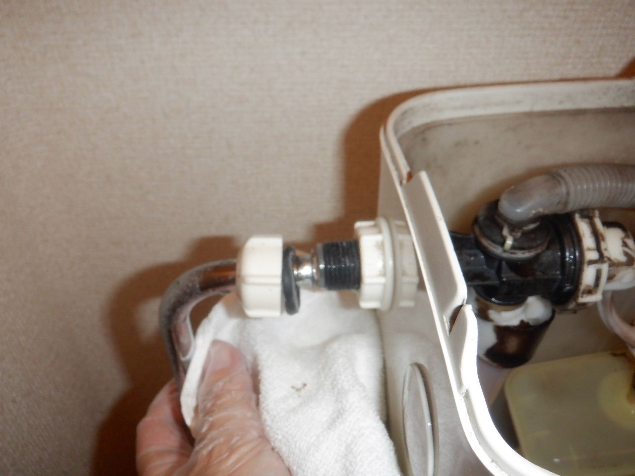 INAX DC-1890S【ﾎﾞｰﾙﾀｯﾌﾟ･ﾌﾛｰﾄｺﾞﾑ玉交換手順】 手洗い付ﾛｰﾀﾝｸ「ﾚｽｶｰｻｼﾘｰｽﾞ」 水が止まらない 修理方法 | あなたにも出来るかも？水道修理のブログ