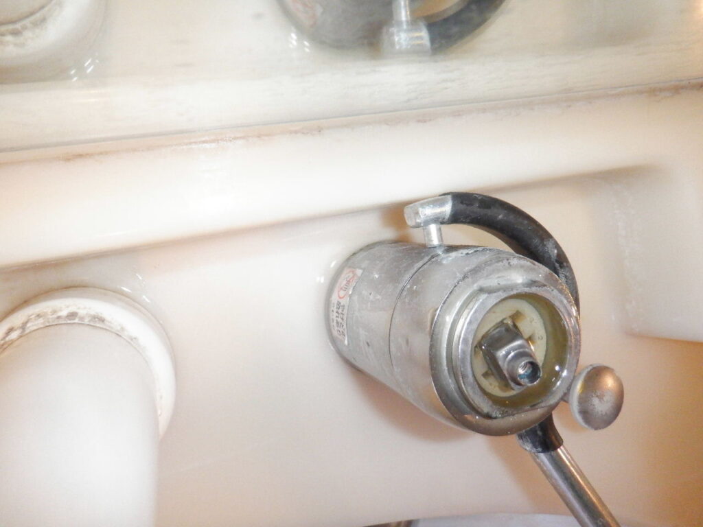 KVK KF358【ｶｰﾄﾘｯｼﾞ交換、ｼｬﾜｰﾎｰｽ品番・本体後継品情報】 洗面洗髪ｼｬﾜｰ水栓 ＜ﾚﾊﾞｰの下から水漏れ、水が止まらない＞ 水漏れ修理方法 | あなたにも出来るかも？水道 ...