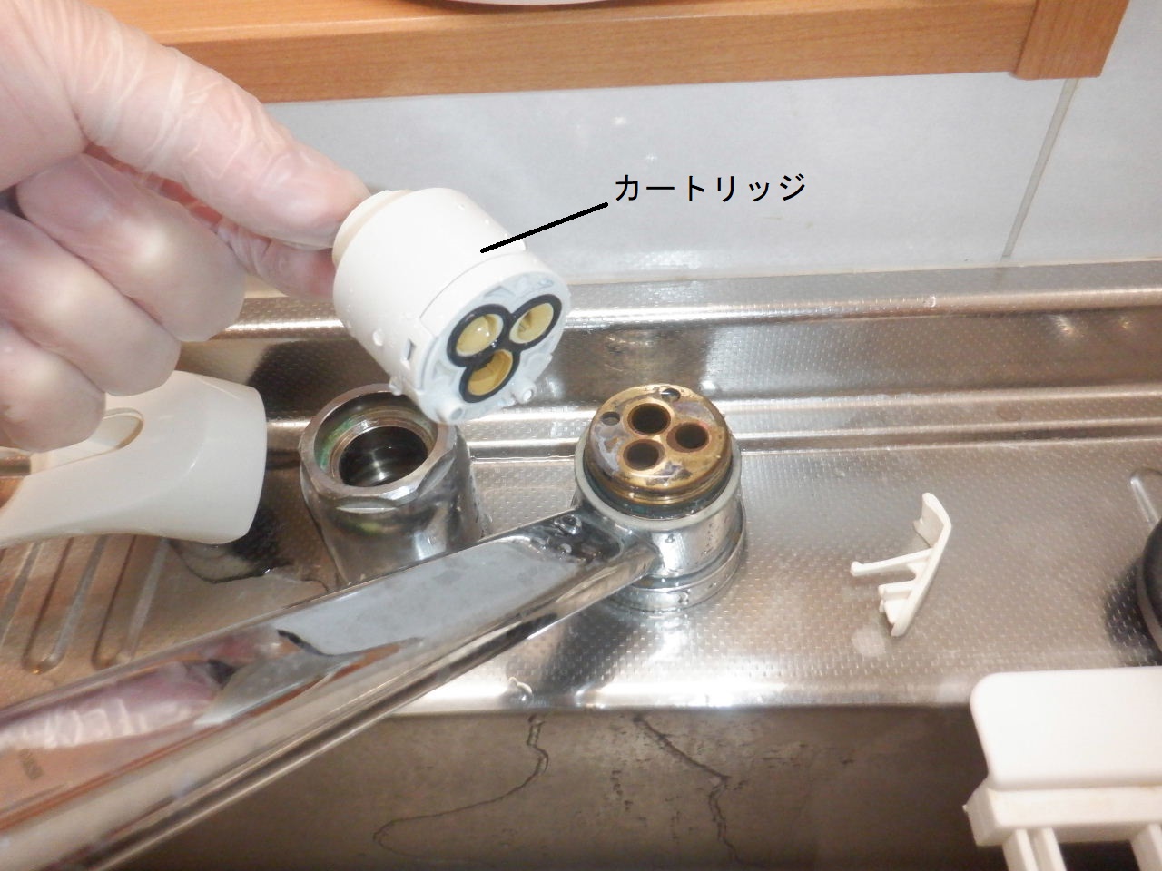 KVK KM556(CL) 【ﾊﾞﾙﾌﾞｶｰﾄﾘｯｼﾞ交換手順、本体後継品・代替品情報】台付ｼﾝｸﾞﾙﾚﾊﾞｰ混合水栓＜水が止まらない＞修理方法 | あなたにも出来るかも？水道修理のブログ