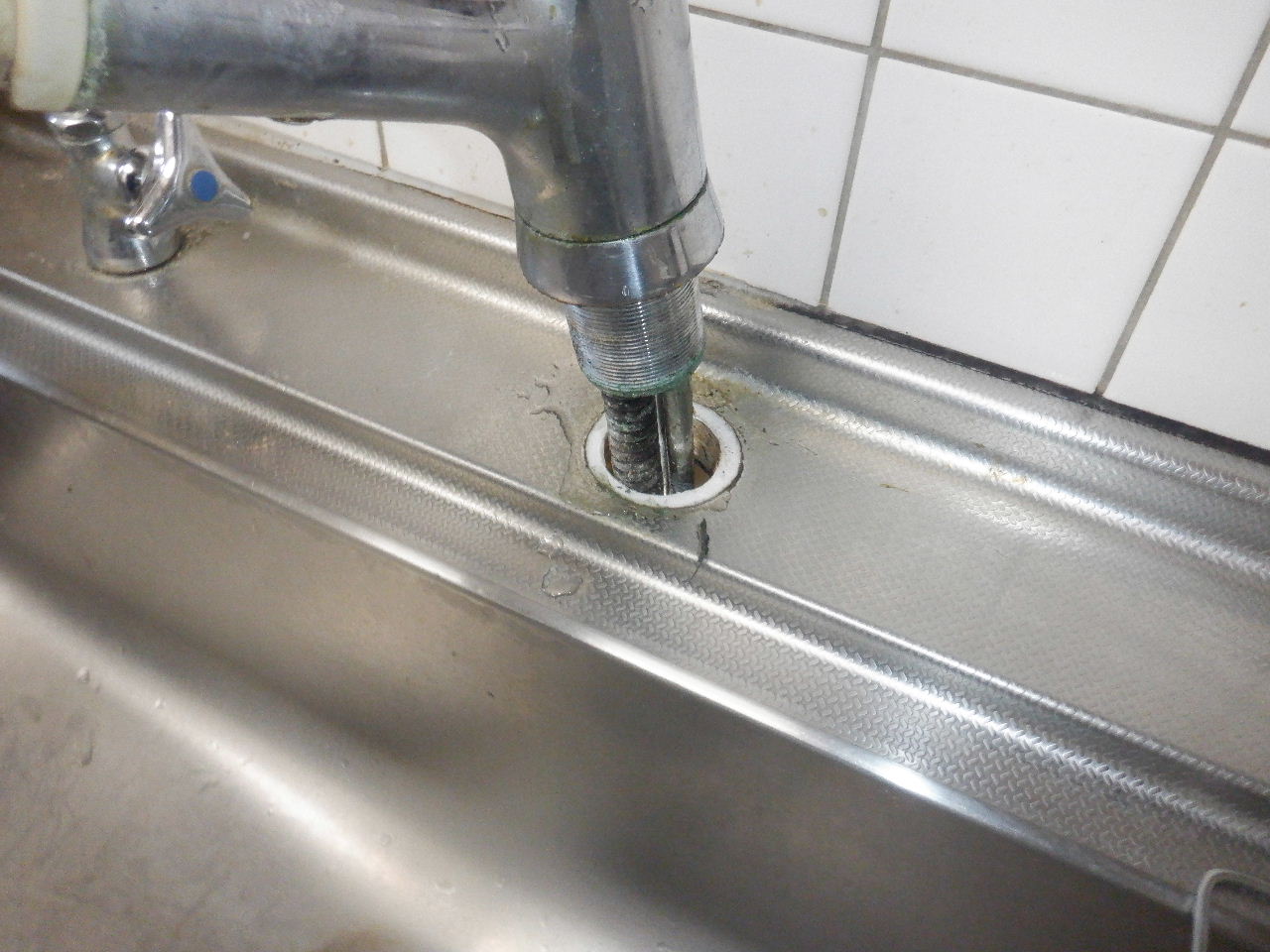 TOTO TK232【本体後継品へ交換】 台付ｼﾝｸﾞﾙﾚﾊﾞｰ･ﾊﾝﾄﾞｼｬﾜｰ水栓【修理部品供給終了品】※ｼﾞｮｲｼﾘｰｽﾞ･下吐水式＜水が止まらない＞水栓本体交換方法 | あなたにも ...