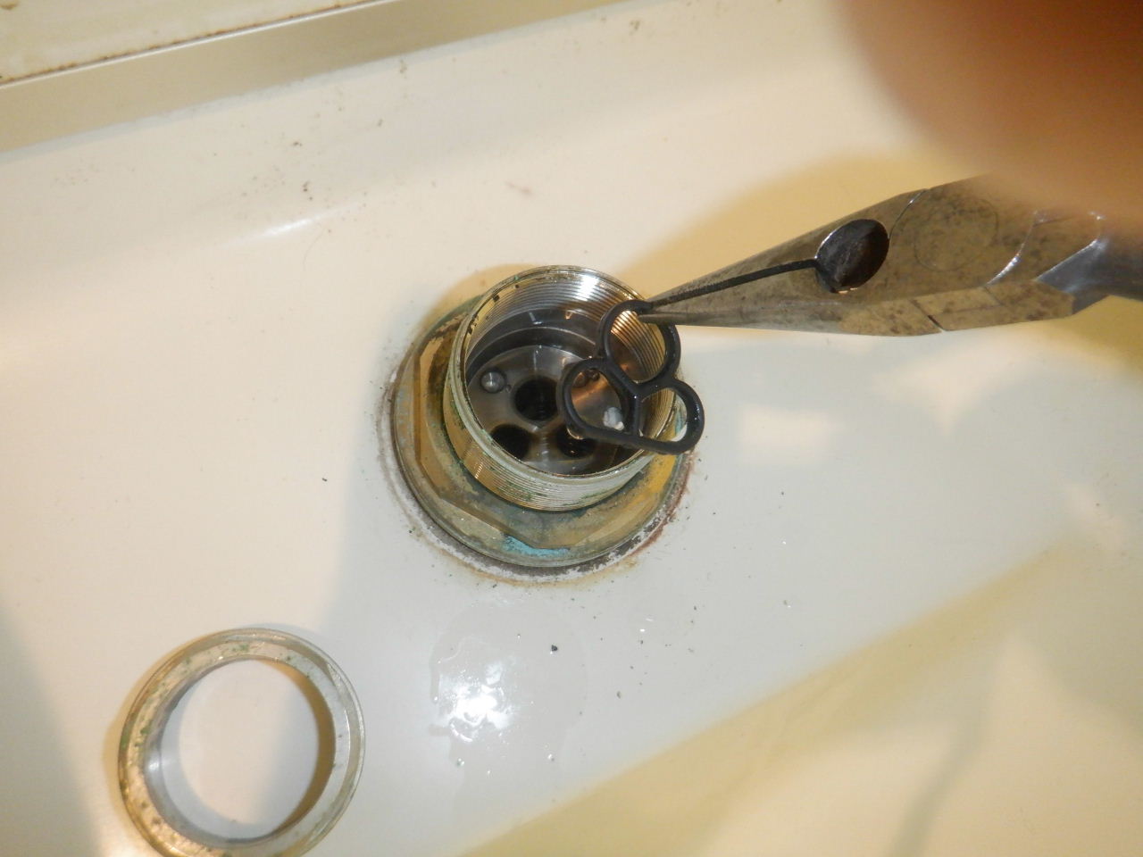 TOTO TL380A1RB【ｶｰﾄﾘｯｼﾞ交換・ｼｬﾜｰﾎｰｽ交換】 洗面ｼﾝｸﾞﾙﾚﾊﾞｰ式ｼｬﾜｰ水栓 の水漏れ修理方法 | あなたにも出来るかも？水道修理のブログ