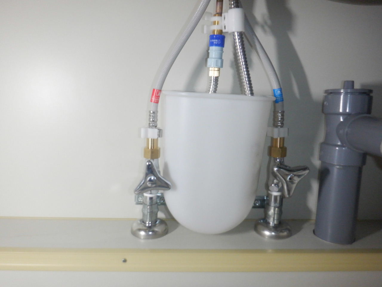 KVK KM368MS【本体後継品へ交換、ｼｬﾜｰﾎｰｽ･ｶｰﾄﾘｯｼﾞ品番情報】台付ｼﾝｸﾞﾙﾚﾊﾞｰ式ｼｬﾜｰ水栓 ＜水漏れ修理＞ KVK KM5021T 取付 | あなたにも出来るかも ...