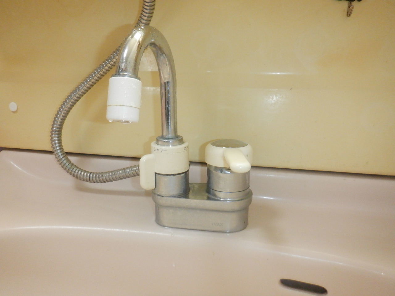 INAX SF-35S【本体後継品へ交換、ｶｰﾄﾘｯｼﾞ品番情報】ｼﾝｸﾞﾙﾚﾊﾞｰ洗髪ｼｬﾜｰ水栓＜水が止まらない、ｼｬﾜｰ･ｶﾗﾝの切替が出来ない＞ 水栓本体交換方法 | あなたにも出来る ...