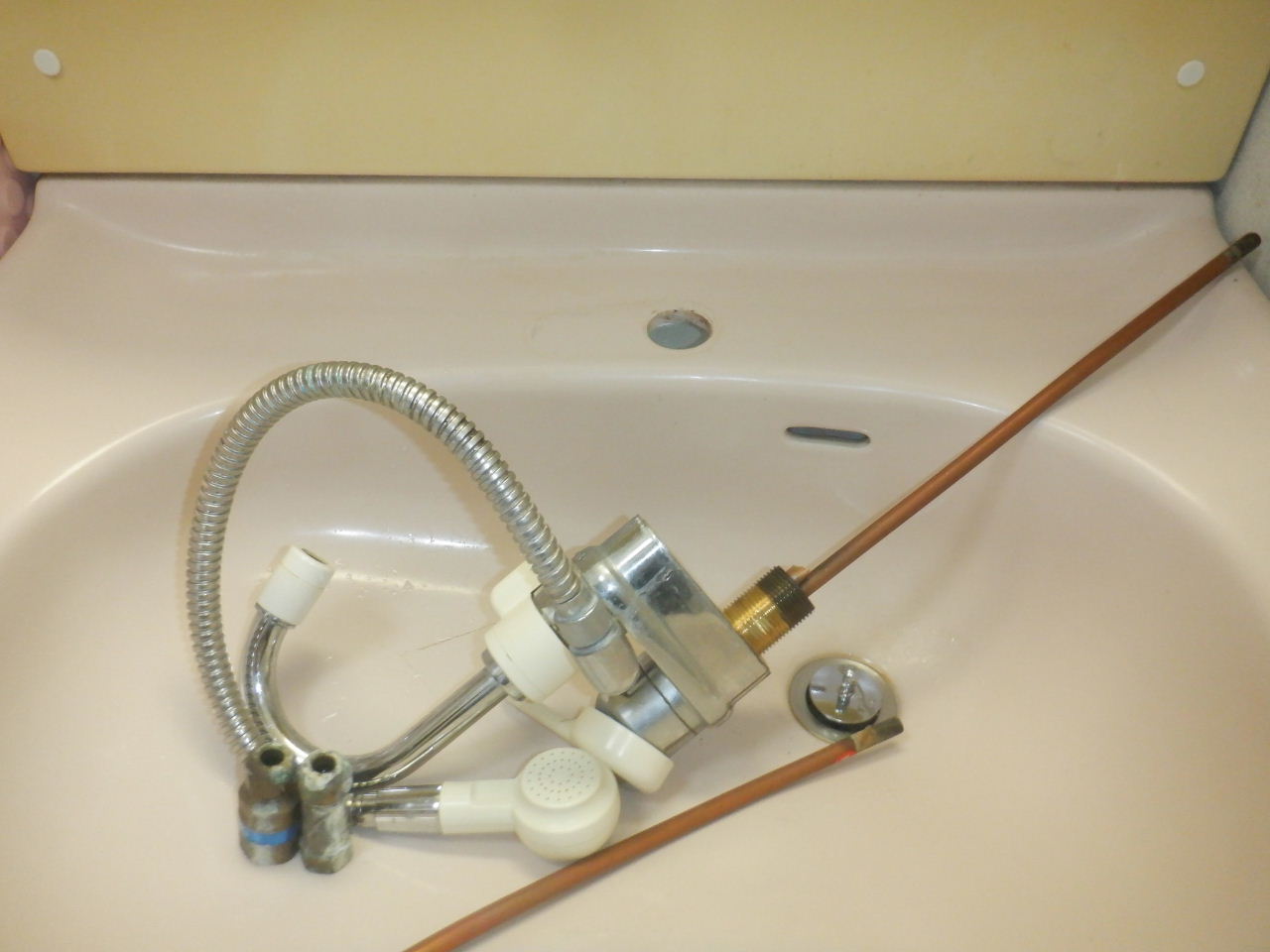 INAX SF-35S【本体後継品へ交換、ｶｰﾄﾘｯｼﾞ品番情報】ｼﾝｸﾞﾙﾚﾊﾞｰ洗髪ｼｬﾜｰ水栓＜水が止まらない、ｼｬﾜｰ･ｶﾗﾝの切替が出来ない＞ 水栓本体交換方法 | あなたにも出来る ...