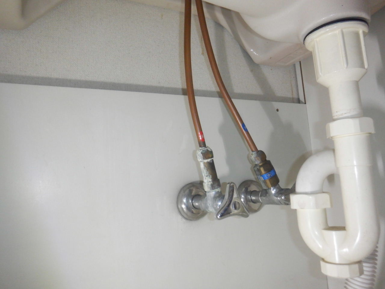 INAX SF-35S【本体後継品へ交換、ｶｰﾄﾘｯｼﾞ品番情報】ｼﾝｸﾞﾙﾚﾊﾞｰ洗髪ｼｬﾜｰ水栓＜水が止まらない、ｼｬﾜｰ･ｶﾗﾝの切替が出来ない＞ 水栓本体交換方法 | あなたにも出来る ...