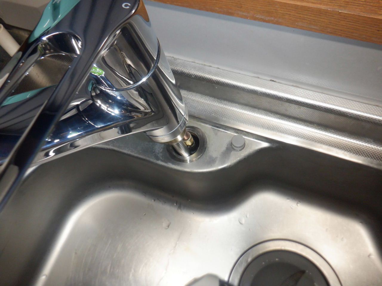 KVK KM556【ｶｰﾄﾘｯｼﾞ交換、本体交換、後継品・代替品】 ｷｯﾁﾝ 台付ｼﾝｸﾞﾙﾚﾊﾞｰ水栓＜水が止まらない＞ | あなたにも出来るかも？水道修理のブログ