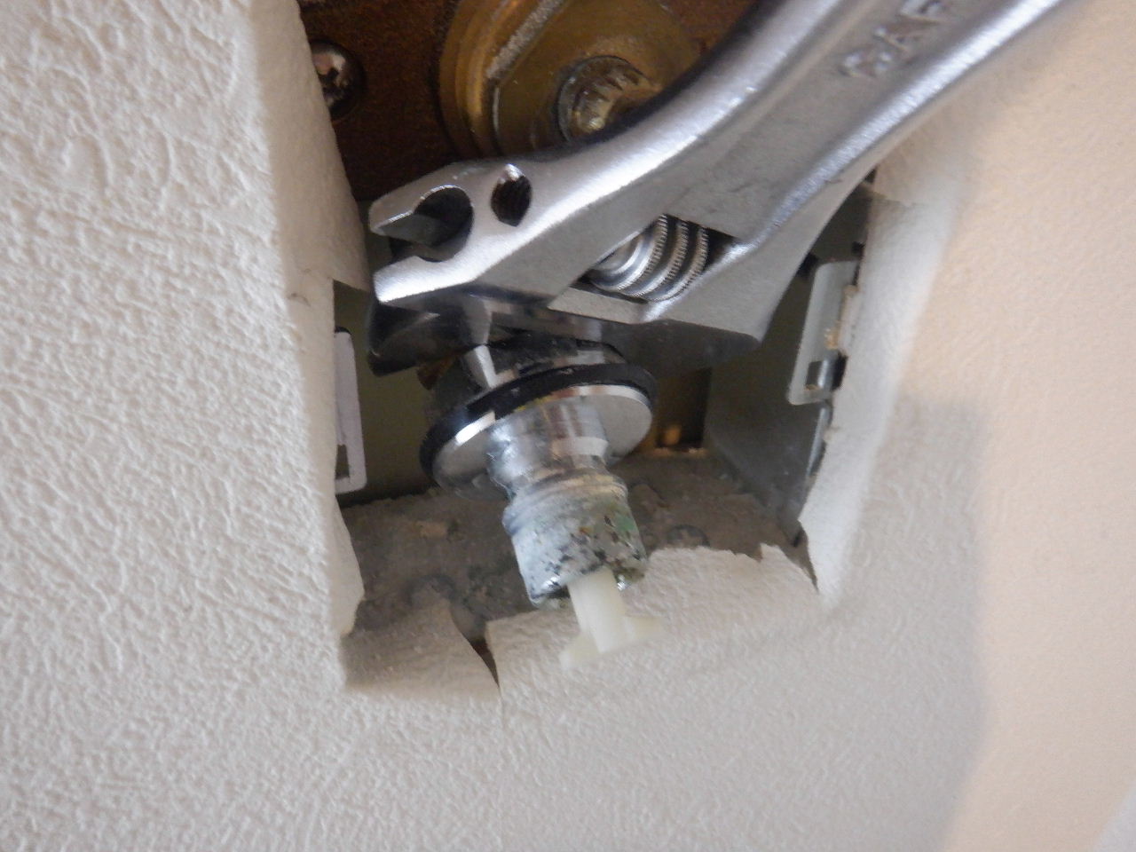 ﾀﾌﾞﾁ(TBC）SP1100S【ｶﾌﾟﾗｰｾｯﾄ交換、ｶｰﾄﾘｯｼﾞ交換】 洗濯水栓(埋込式）ﾌﾗｯﾄｼﾘｰｽﾞ 修理方法 | あなたにも出来るかも？水道修理のブログ