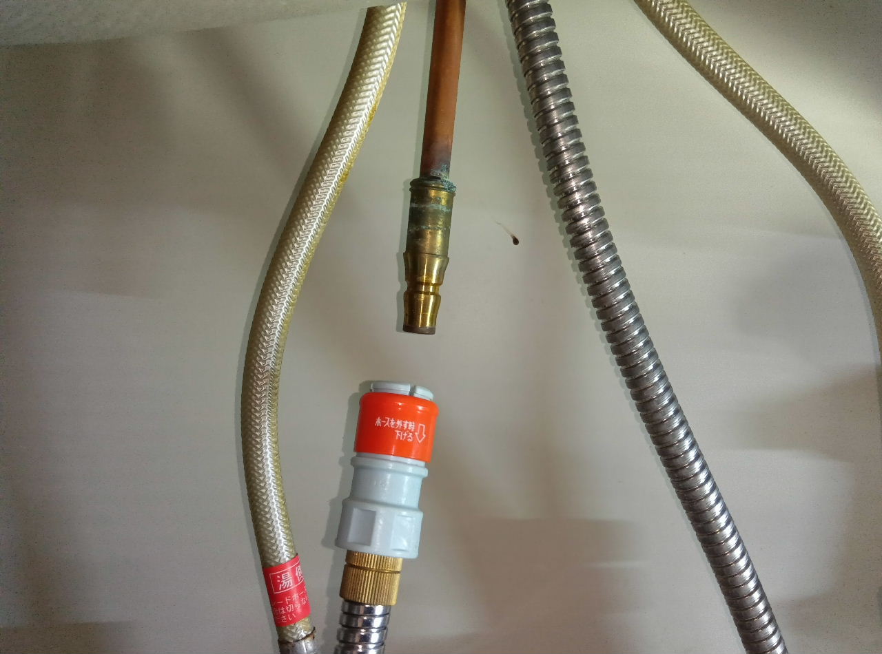 KVK KM5031TTK（ｼｬﾜｰﾎｰｽ交換、ｶｰﾄﾘｯｼﾞ交換） 台付ｼﾝｸﾞﾙﾚﾊﾞｰ式ｼｬﾜｰ水栓＜ｼｬﾜｰﾎｰｽから水漏れ・水が止まらない＞修理方法 ※ﾀｶﾗｽﾀﾝﾀﾞｰﾄﾞ製 ...