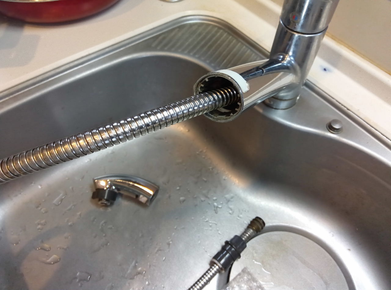 KVK KM5031TTK（ｼｬﾜｰﾎｰｽ交換、ｶｰﾄﾘｯｼﾞ交換） 台付ｼﾝｸﾞﾙﾚﾊﾞｰ式ｼｬﾜｰ水栓＜ｼｬﾜｰﾎｰｽから水漏れ・水が止まらない＞修理方法 ※ﾀｶﾗｽﾀﾝﾀﾞｰﾄﾞ製 ...