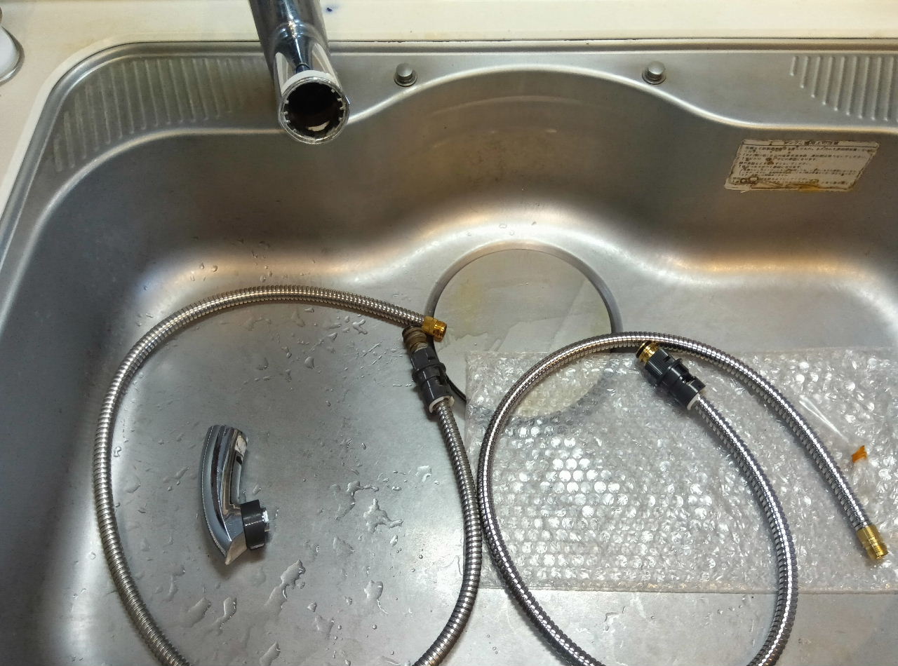 KVK KM5031TTK（ｼｬﾜｰﾎｰｽ交換、ｶｰﾄﾘｯｼﾞ交換） 台付ｼﾝｸﾞﾙﾚﾊﾞｰ式ｼｬﾜｰ水栓＜ｼｬﾜｰﾎｰｽから水漏れ・水が止まらない＞修理方法 ※ﾀｶﾗｽﾀﾝﾀﾞｰﾄﾞ製 ...