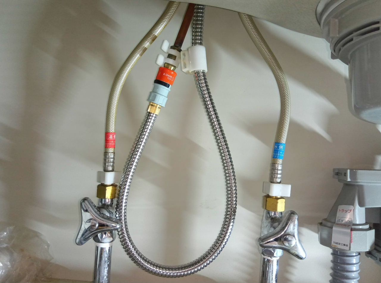 KVK KM5031TTK（ｼｬﾜｰﾎｰｽ交換、ｶｰﾄﾘｯｼﾞ交換） 台付ｼﾝｸﾞﾙﾚﾊﾞｰ式ｼｬﾜｰ水栓＜ｼｬﾜｰﾎｰｽから水漏れ・水が止まらない＞修理方法 ※ﾀｶﾗｽﾀﾝﾀﾞｰﾄﾞ製 ...