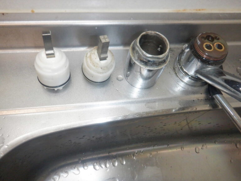 KVK KM5111CL 【ｶｰﾄﾘｯｼﾞ交換方法、本体後継品】台付ｼﾝｸﾞﾙﾚﾊﾞｰ水栓＜水が止まらない＞修理方法 ※ｸﾘﾅｯﾌﾟ製ｷｯﾁﾝ | あなたにも出来るかも？水道修理のブログ