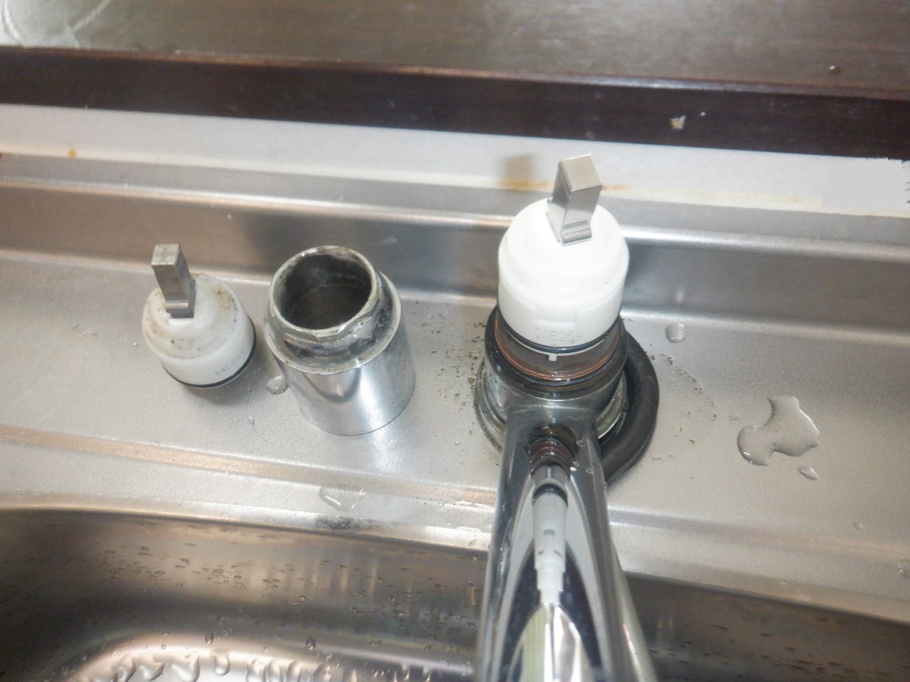 KVK KM5111CL 【ｶｰﾄﾘｯｼﾞ交換方法、本体後継品】台付ｼﾝｸﾞﾙﾚﾊﾞｰ水栓＜水が止まらない＞修理方法 ※ｸﾘﾅｯﾌﾟ製ｷｯﾁﾝ | あなたにも出来るかも？水道修理のブログ