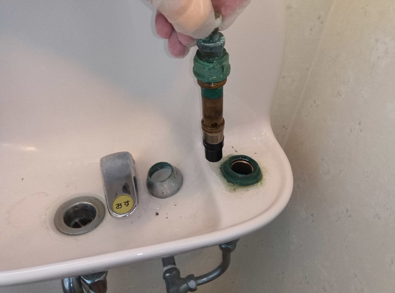 TOTO TL597AX【自閉ﾊﾞﾙﾌﾞ部交換方法】手洗器水栓＜水が止まらない＞ 埋込手洗器 品番 L833 | あなたにも出来るかも？水道修理のブログ